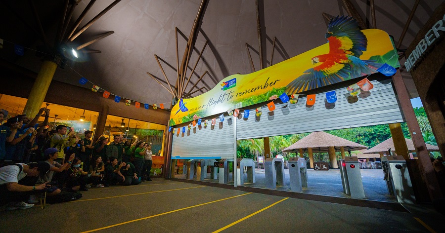 Visitors bid farewell to Jurong Bird Park